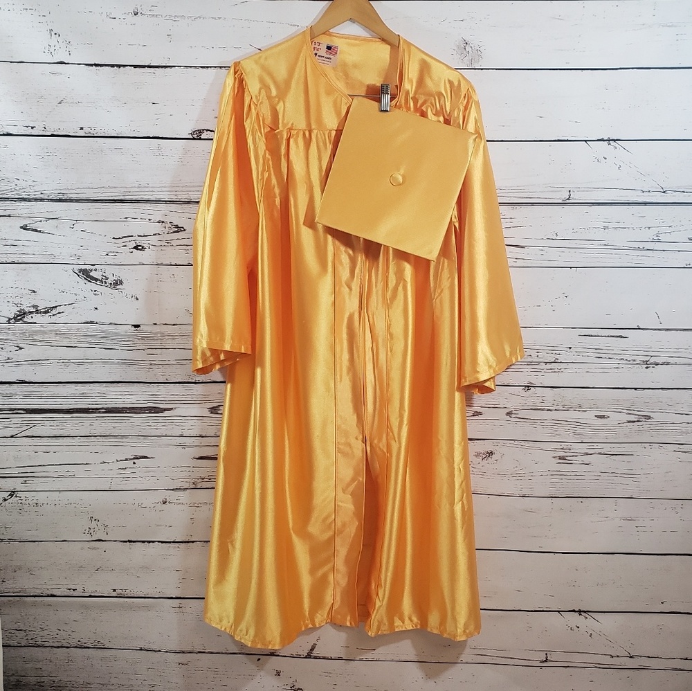 Graduation Cap And Gown For 5'3" Or 5'4" Fem Euc - Gem